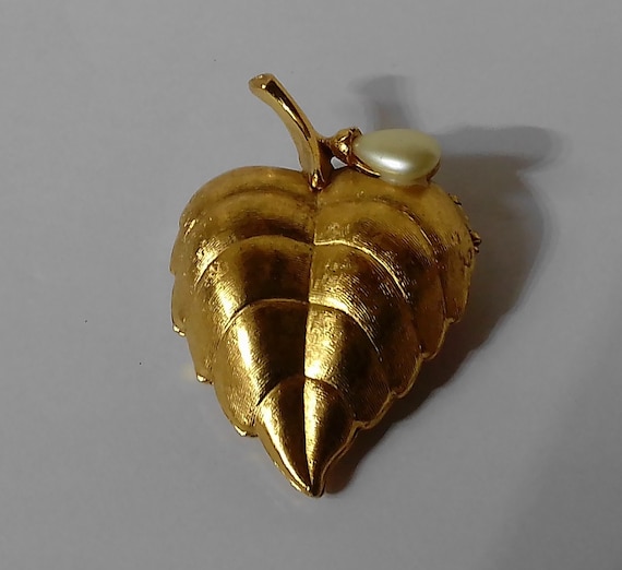 K234 Vintage Avon Faux Pearl and Gold Tone Leaf Shape… - Gem