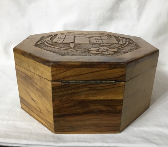 L48 Antique octagonal olive wood box. A souvenir of … - Gem