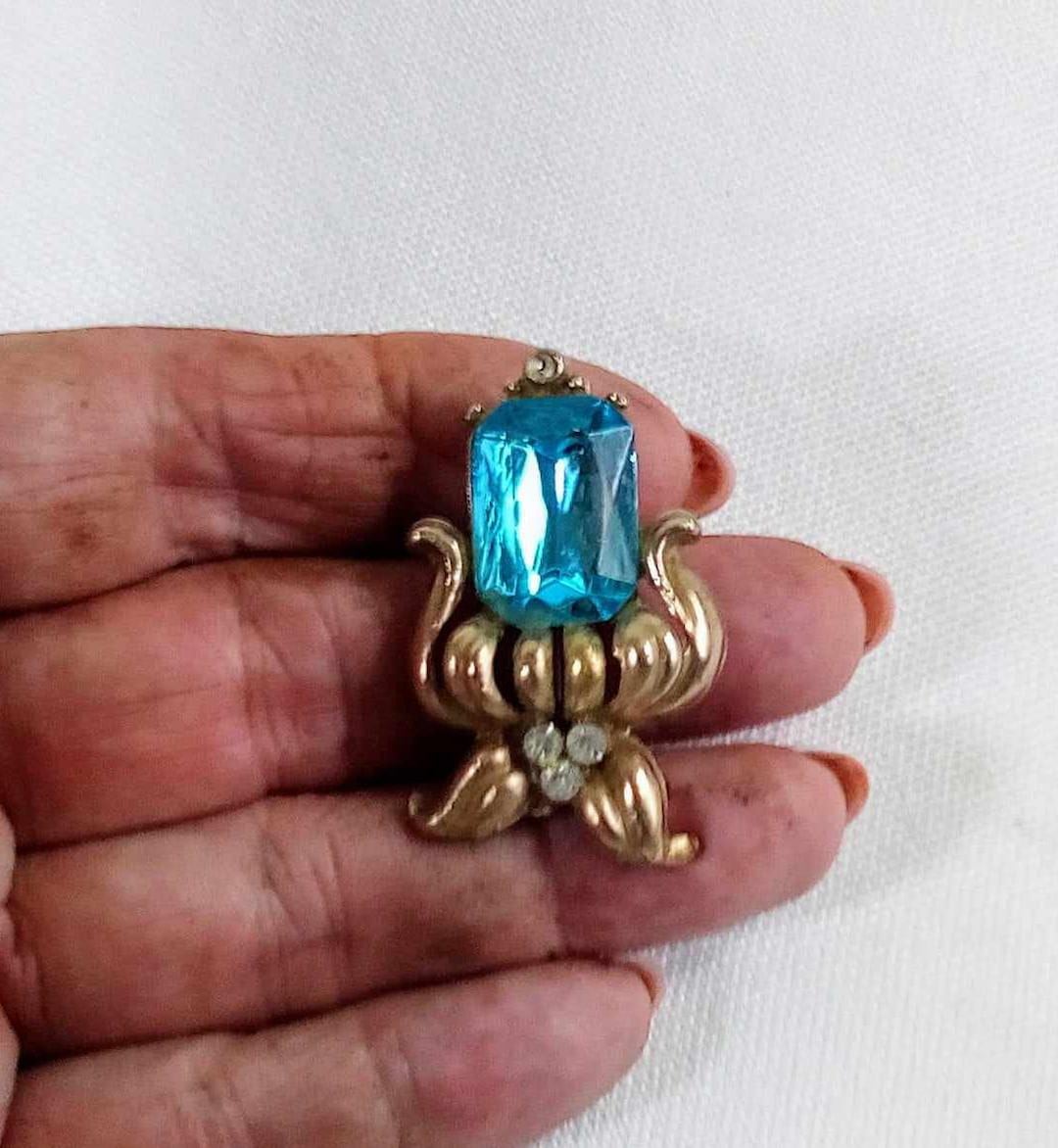 Jolie broche dorée vintage CE23. Pierre principale bleu vif avec des ...