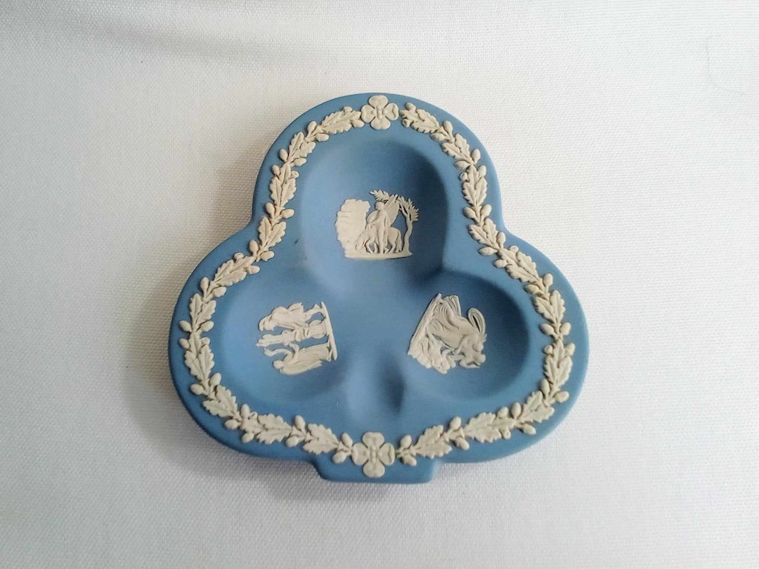 Ce61b Wedgwood Jasperware Club Shaped Dish. Blue and White. Tracked ...