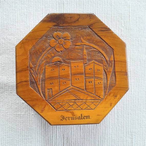 L51a Antique octagonal olive wood box. A souvenir of… - Gem