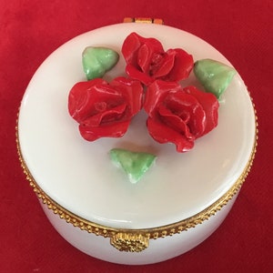 L90a Vintage Porcelain Rose Design Lidded Trinket Box. Tracked Shipping ...