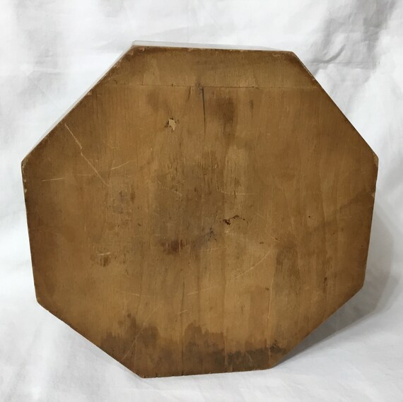 L48 Antique octagonal olive wood box. A souvenir of … - Gem