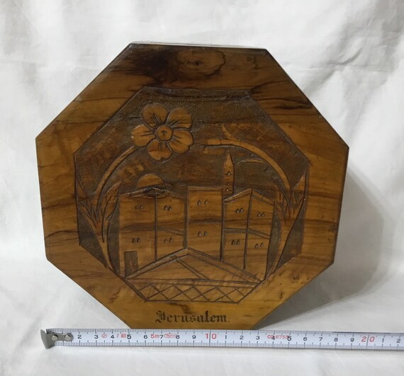 L48 Antique octagonal olive wood box. A souvenir of … - Gem