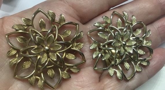 C27 x2 Sarah Coventry Peta-Lure flower shaped brooche… - Gem