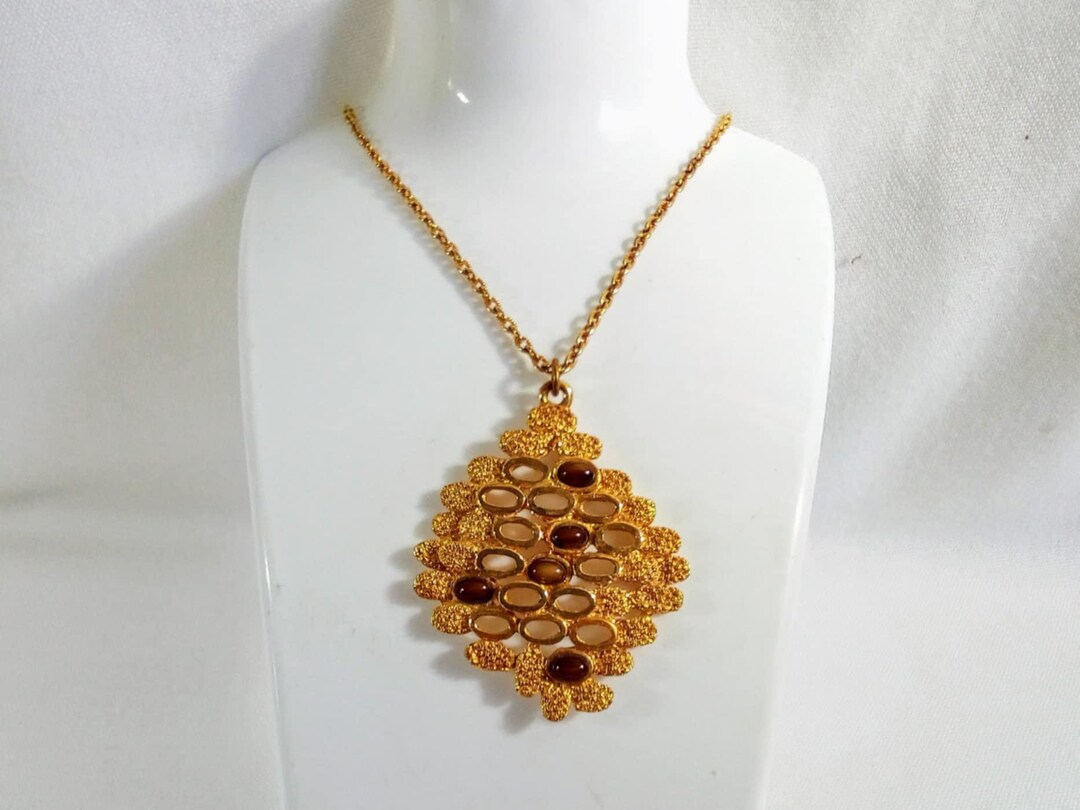 A232 Vintage Gold Tone Pendant and Chain. Detailed Mount With Agates ...
