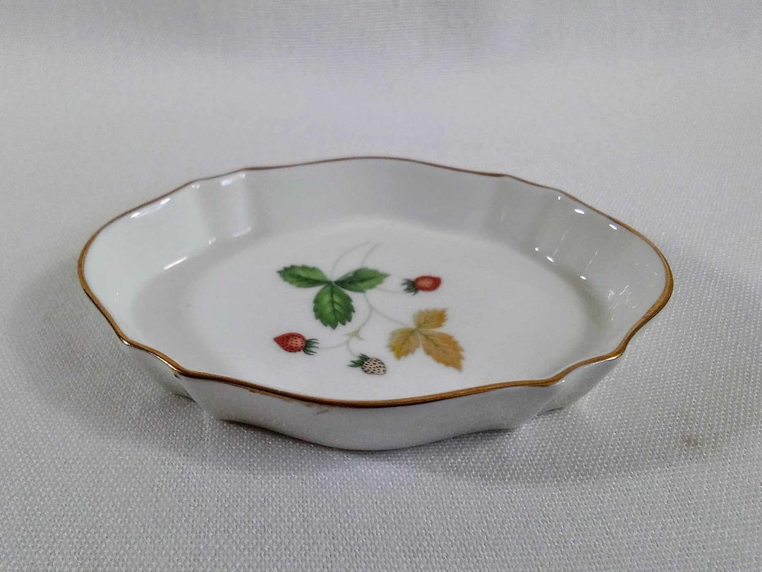 AB53 Vintage Wedgwood Bone Chine Dish. Wild Strawberry Design. Tracked ...