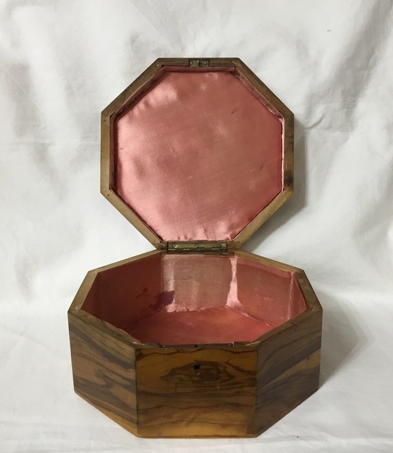 L48 Antique octagonal olive wood box. A souvenir of … - Gem