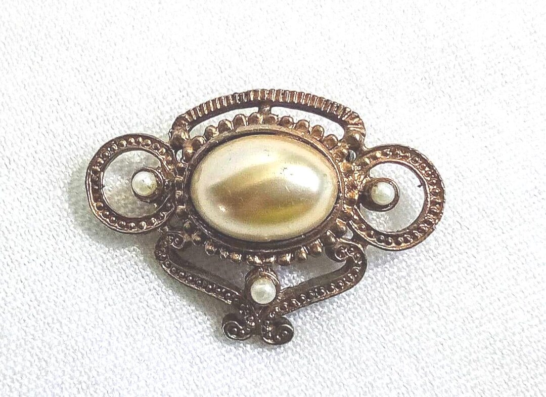 JP223, Pretty Vintage Gold Tone Brooch. Victorian Style, Faux Pearl ...