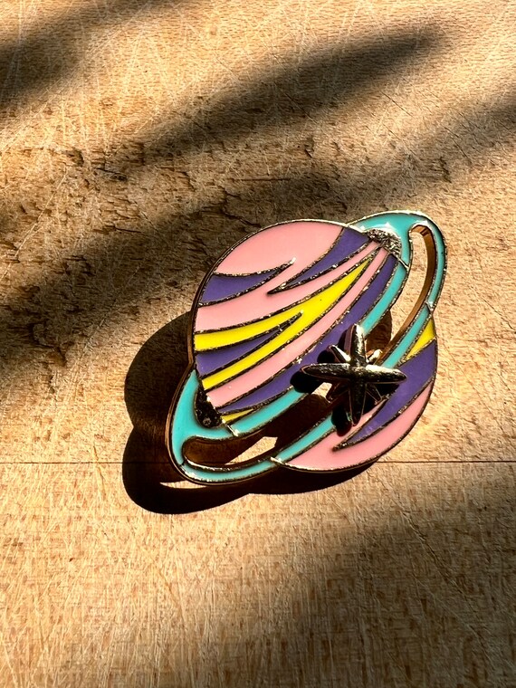 Planet Pin with moving star - Gem