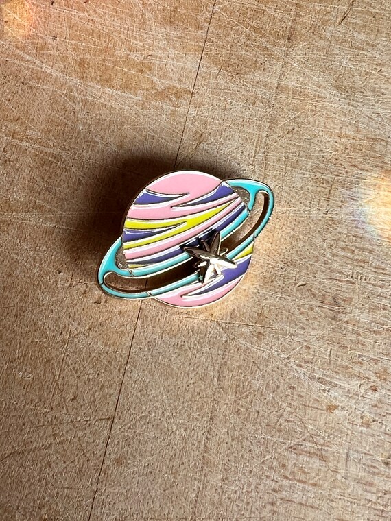 Planet Pin with moving star - Gem