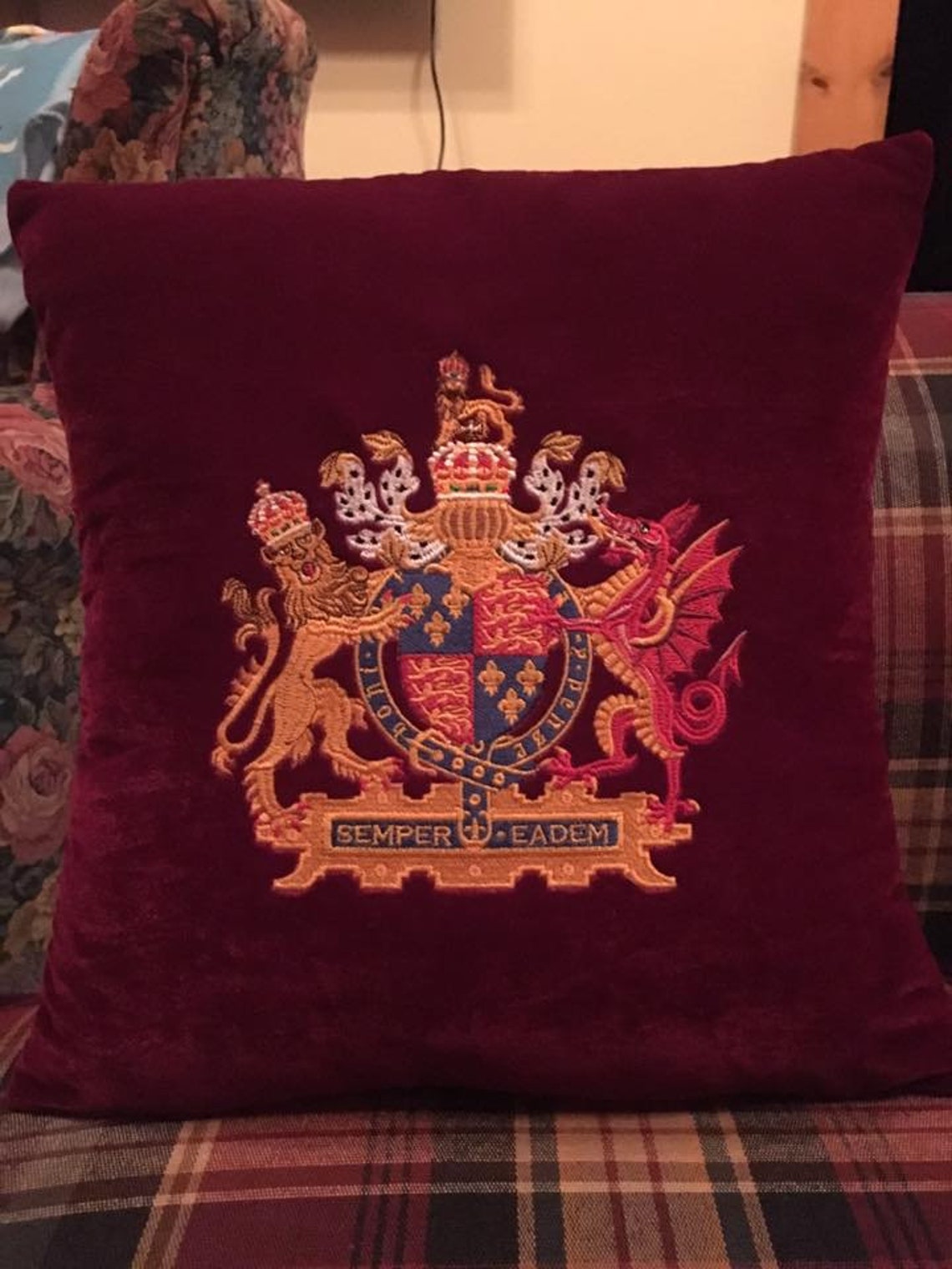 Queen Elizabeth I Coat of Arms - Machine Embroidery Design (6x6, 7x7 ...