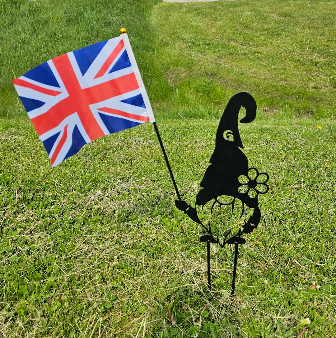 British Gnome - Yard Décor Gnomes, Metal Lawn Art, Backyard Décor Items ...