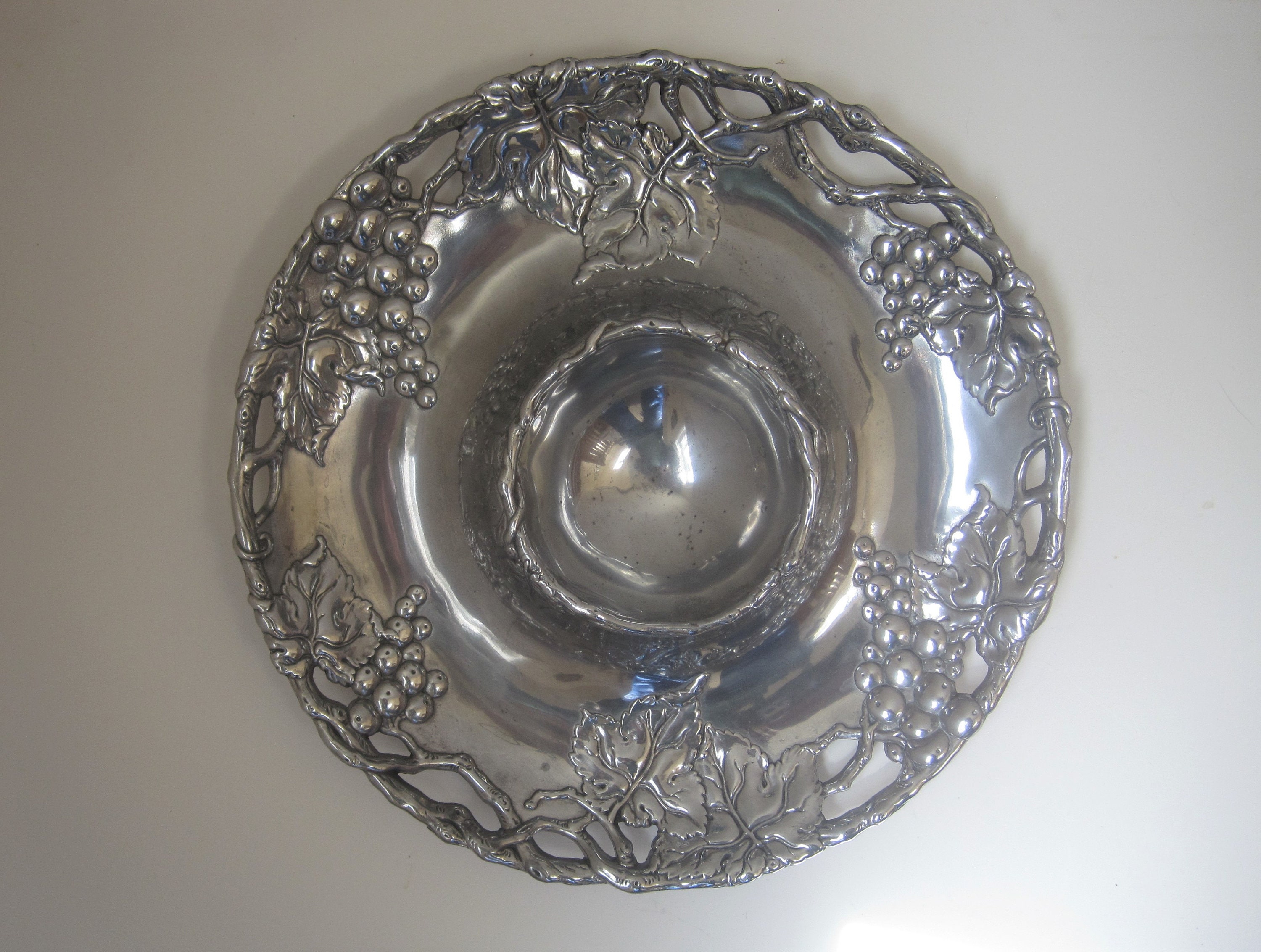 Arthur Court Grapes Chip & Dip Tray, 14 Round, Grape Clusters, Leaves ...