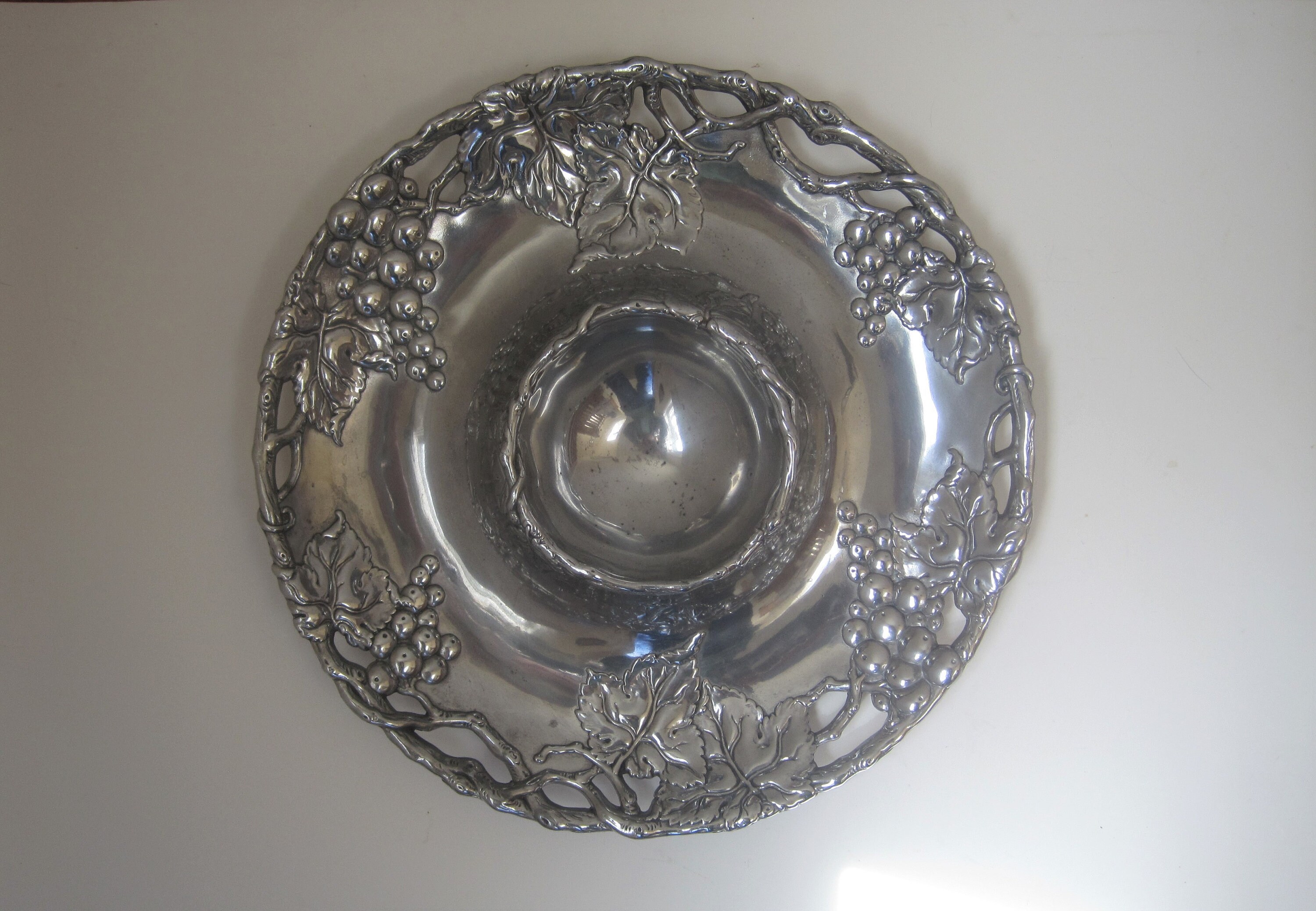 Arthur Court Grapes Chip & Dip Tray, 14 Round, Grape Clusters, Leaves ...