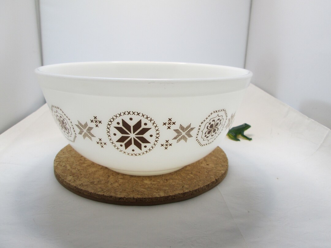 Vintage Pyrex 403 Town and Country Design Solid Brown on White Mixing ...