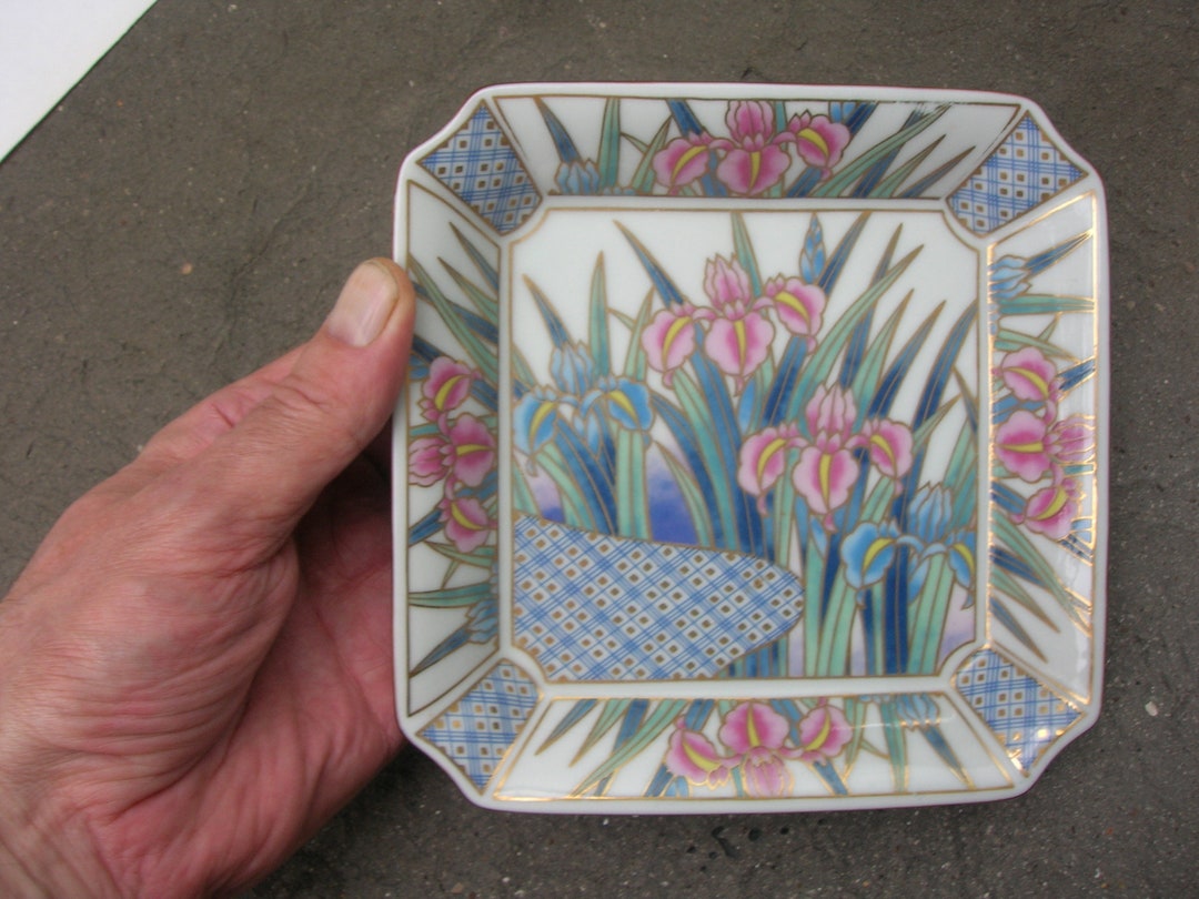 Vintage Japanese Lily Dish With Gilding (15.5 Cm Square, 3 Cm Tall ...