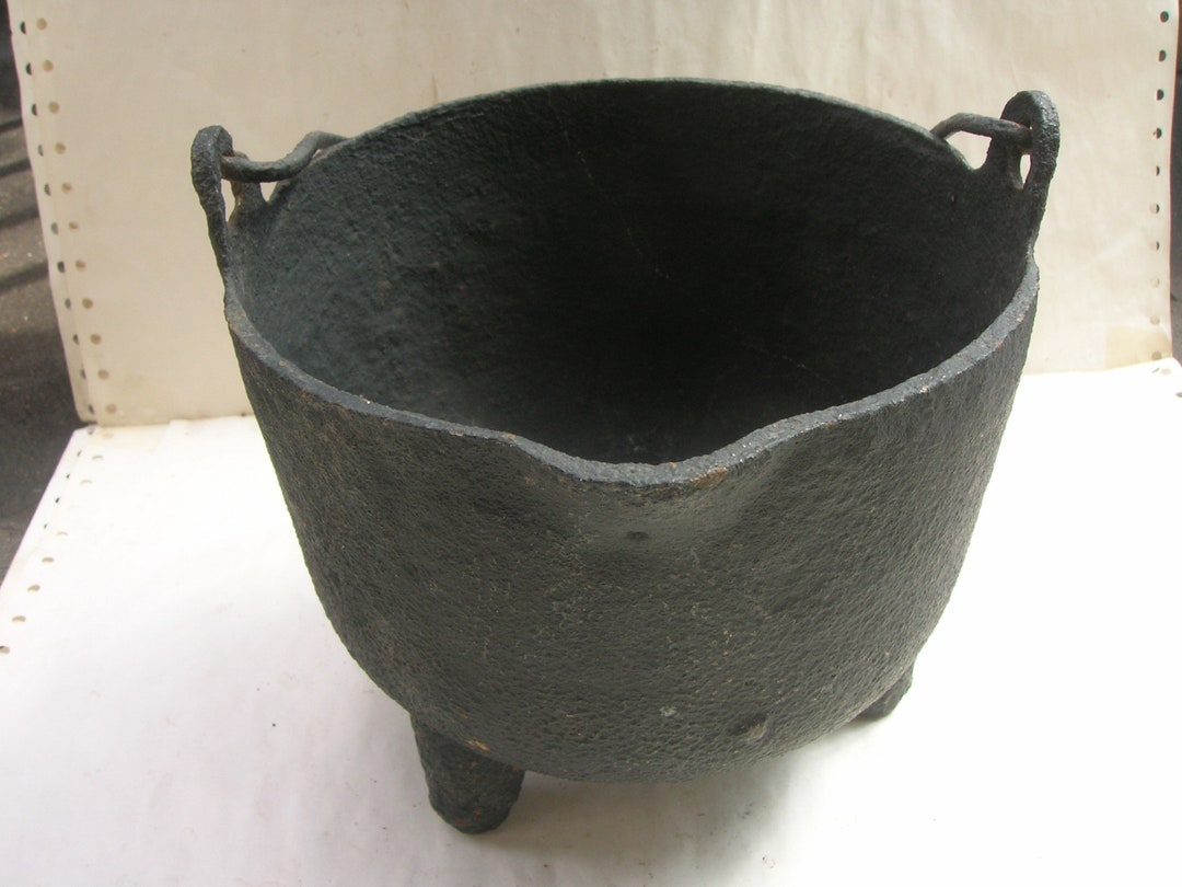 Vintage Cauldron With Three Legs and Handle, Blackened Cast Iron Thin ...