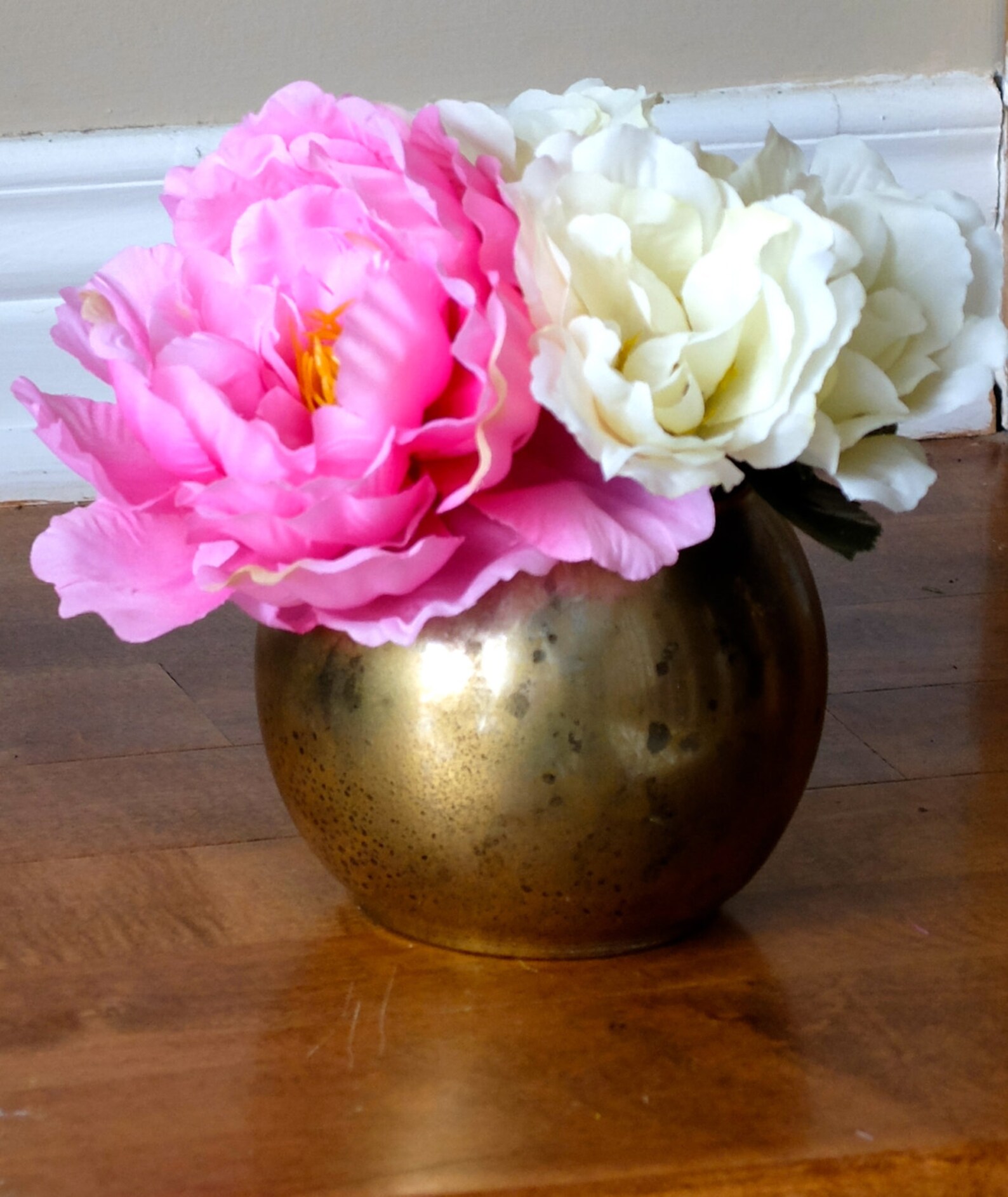 Beautiful Metallic Gold Round Vase Gold Wedding Vases Distressed Gold ...