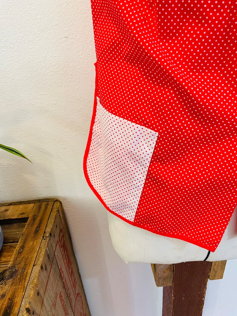 White and Red Snap up Apron With Pockets and Trim. 1960's. Colorful ...