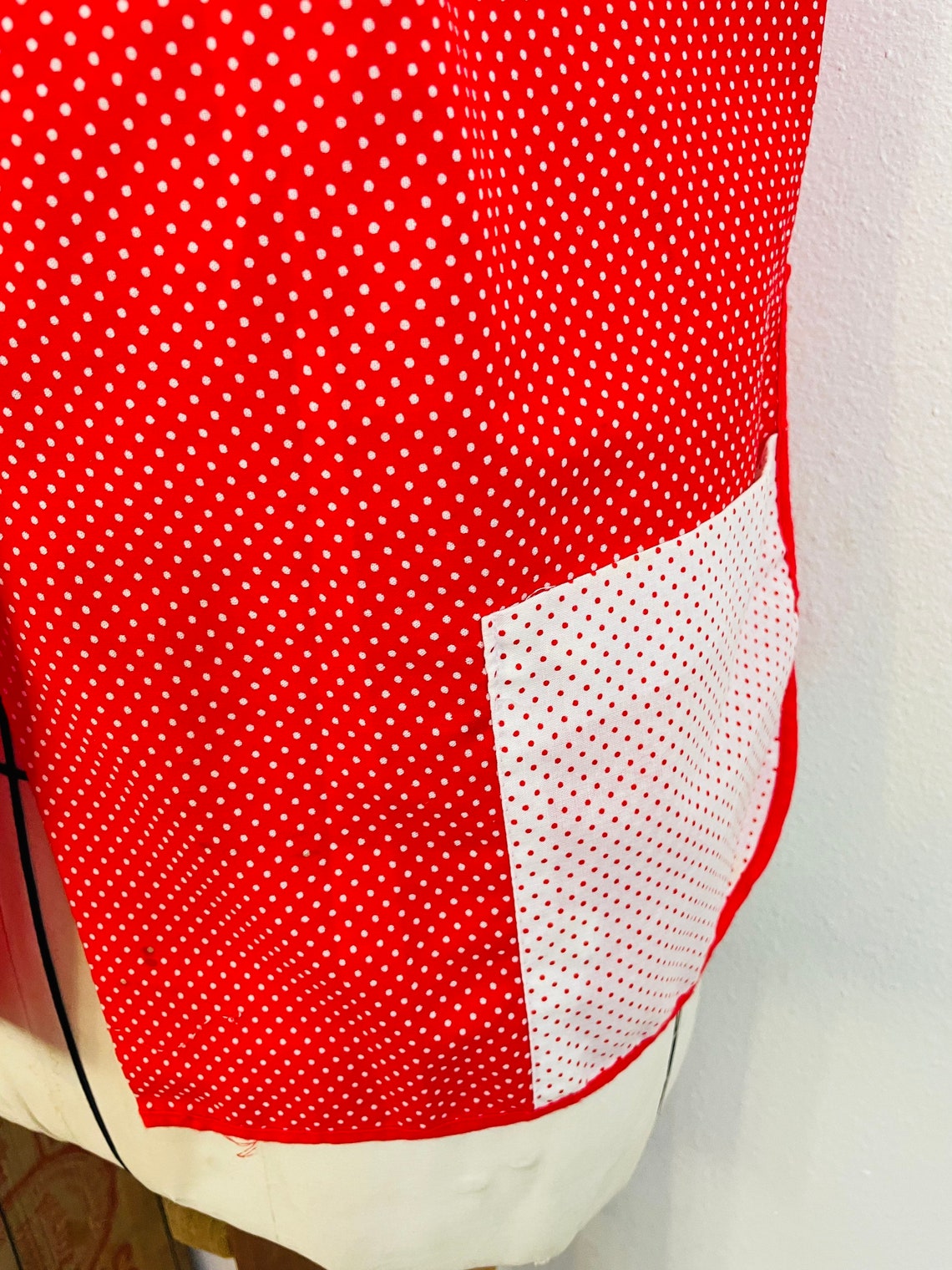 White and Red Snap up Apron With Pockets and Trim. 1960's. Colorful ...