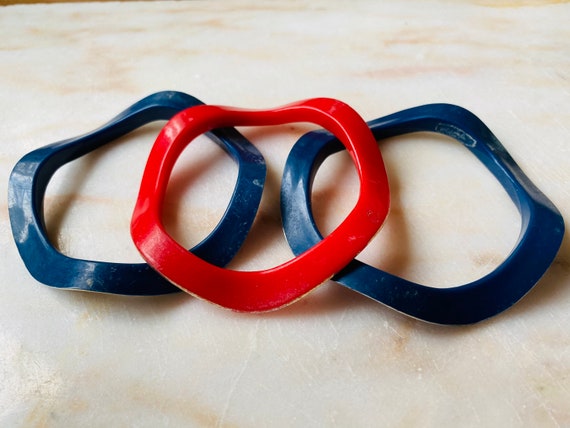 Vintage wavy stackable plastic Bracelets. Thick Bangl… - Gem