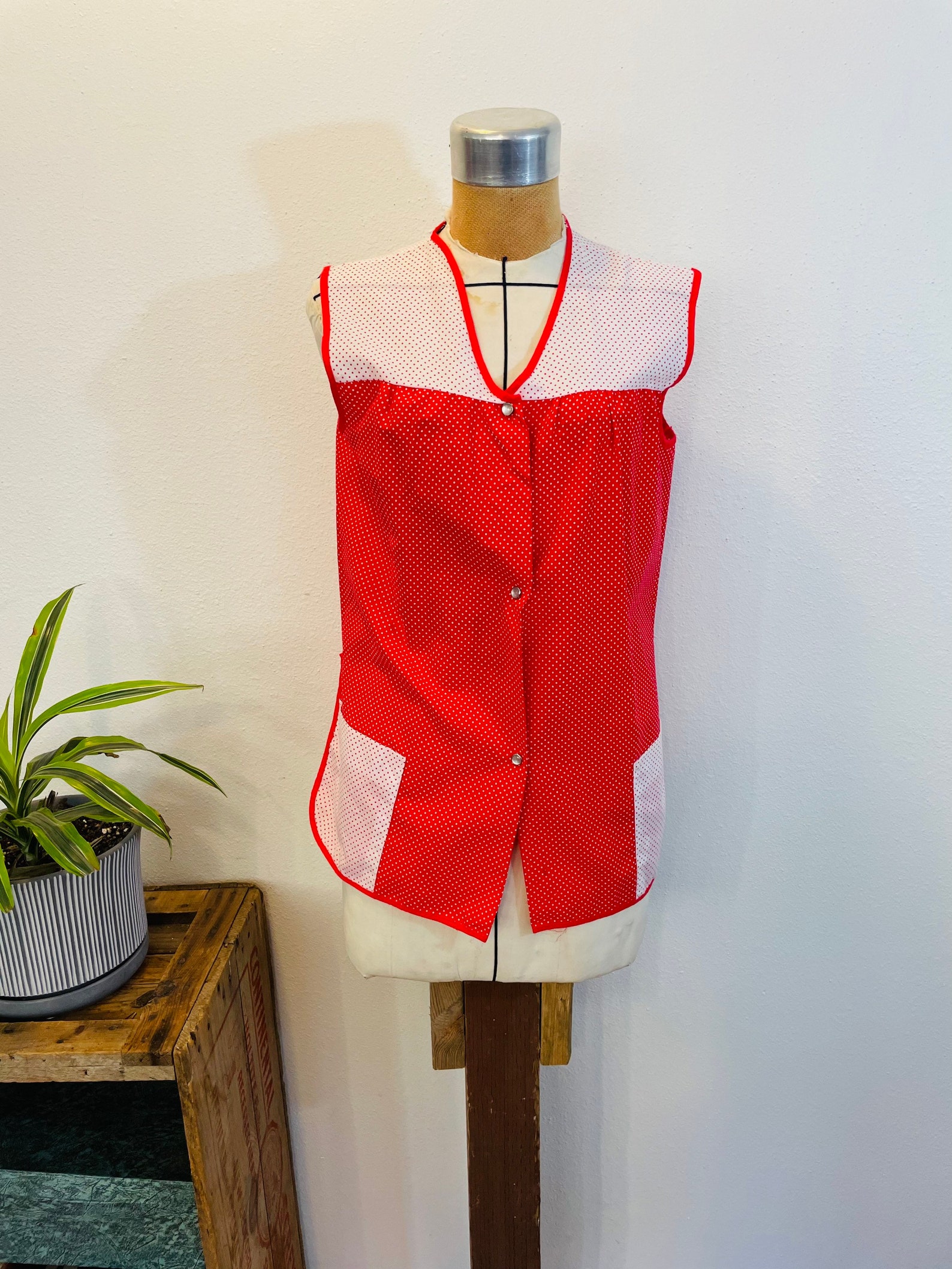 White and Red Snap up Apron With Pockets and Trim. 1960's. Colorful ...