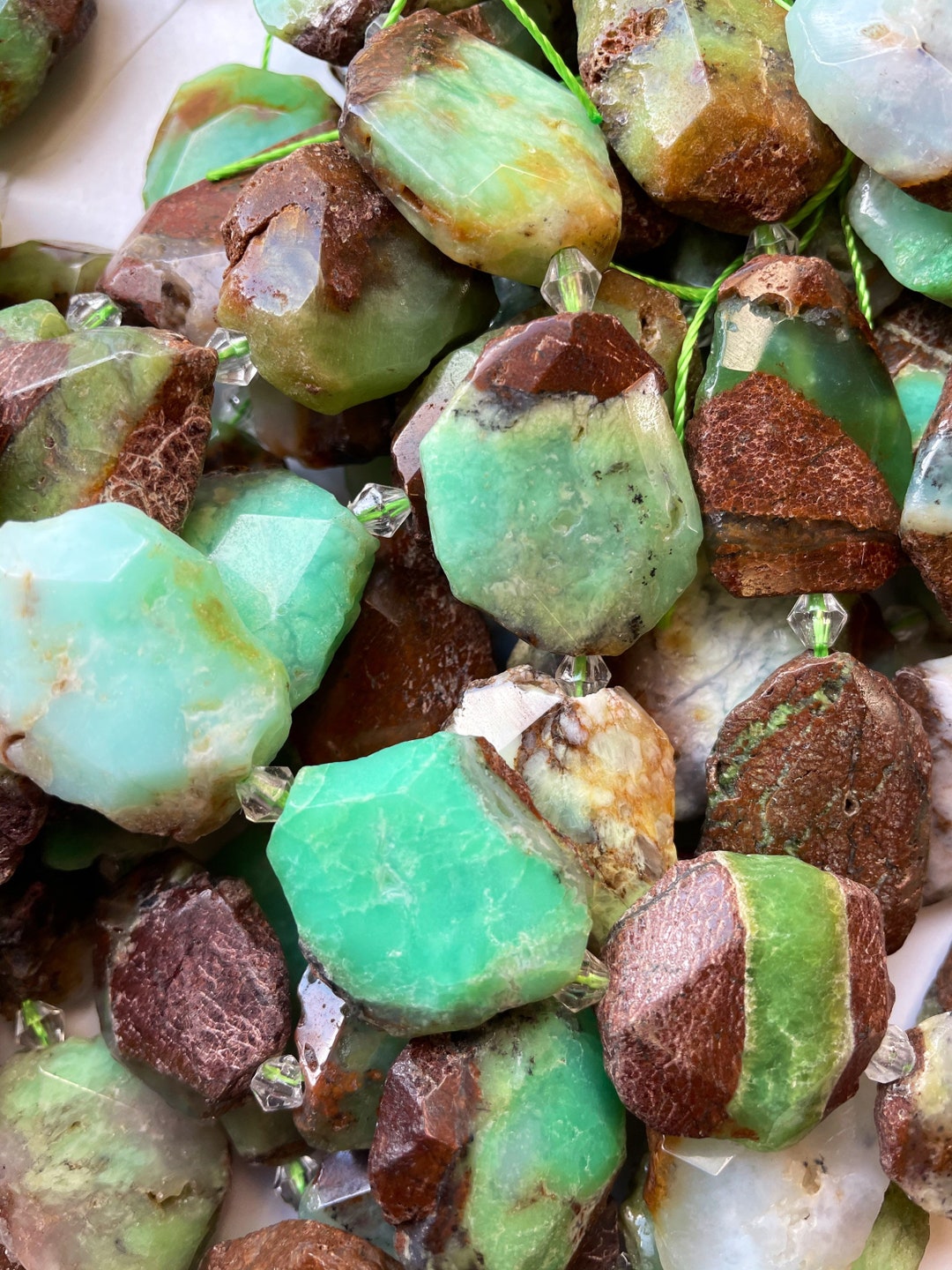 Cuenta de piedra de crisoprasa natural. Forma de libertad facetada en ...