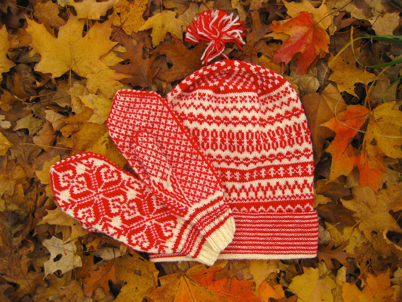 Handknit Scandinavian Mittens Selbu, Norway Rose, Red on Off-white ...