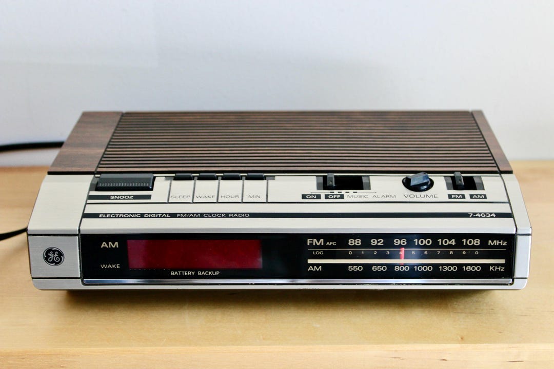 1970's GE Radio Alarm Clock ~ General Electric ~ FM/AM ~ Corded or ...