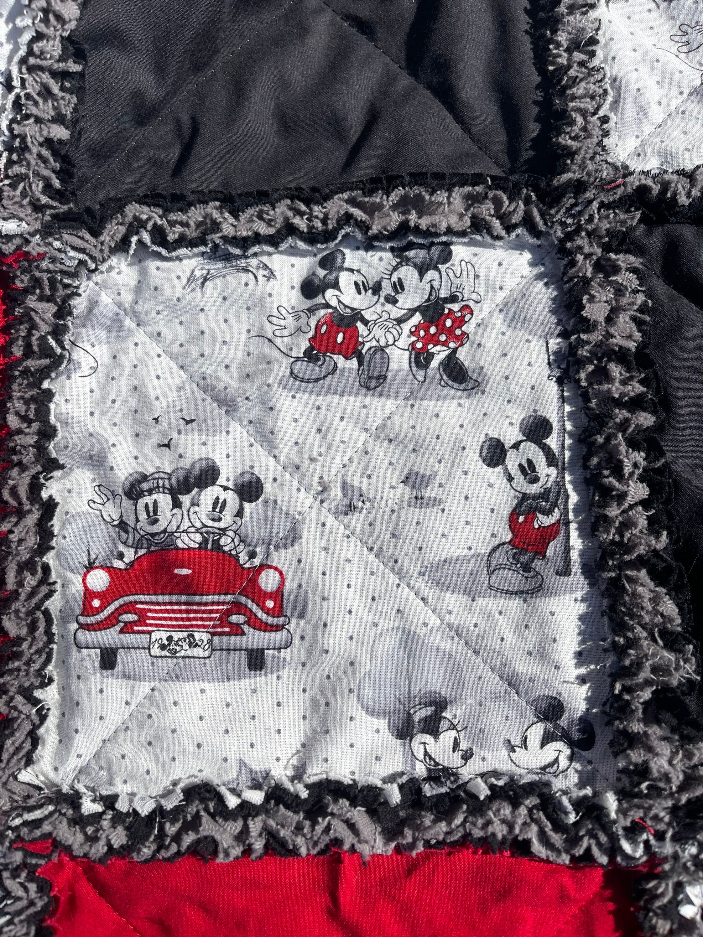Mickey Mouse and Minnie Mouse Vintage Romance Rag Quilt Black, White ...