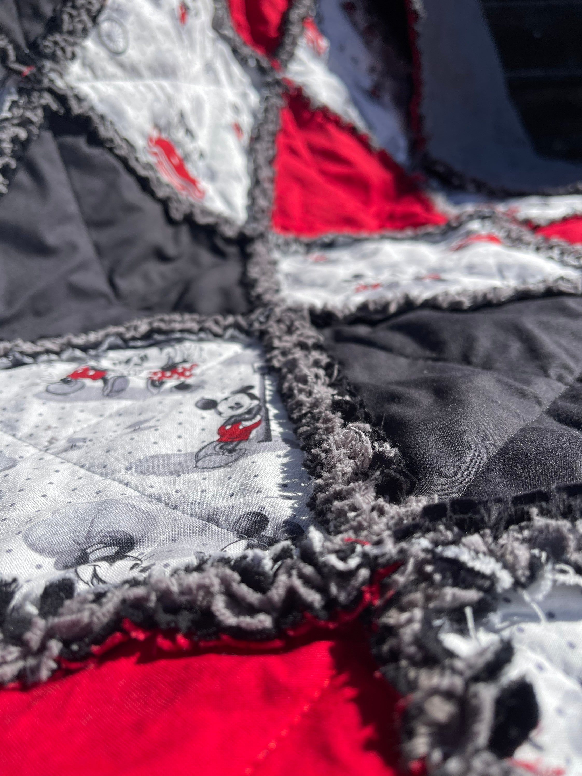 Mickey Mouse and Minnie Mouse Vintage Romance Rag Quilt Black, White ...