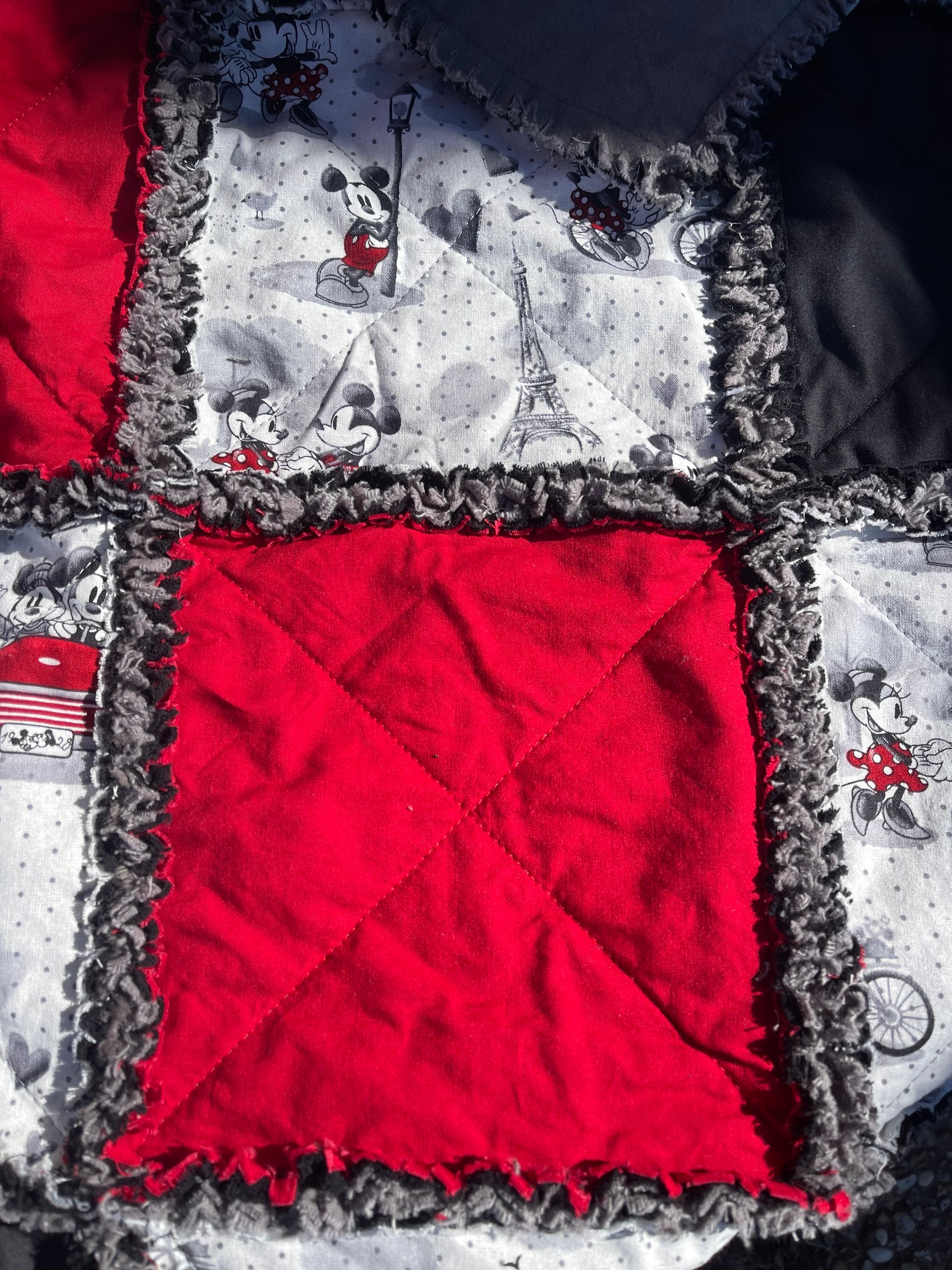 Mickey Mouse and Minnie Mouse Vintage Romance Rag Quilt Black, White ...