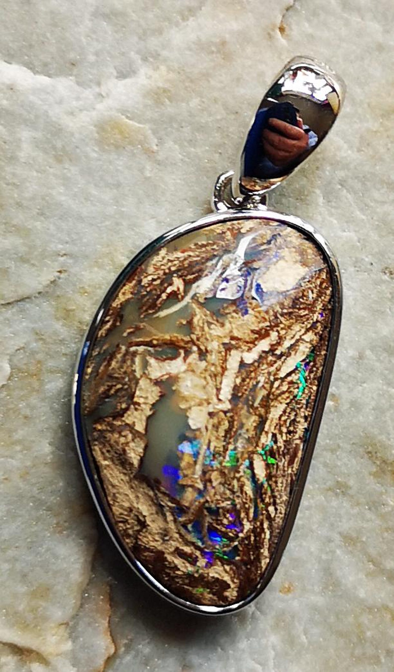 Un hermoso ópalo Boulder con un patrón de cara muy inusual de los ...