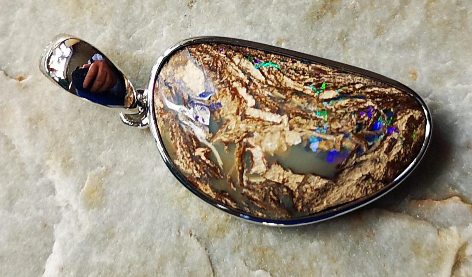 Un hermoso ópalo Boulder con un patrón de cara muy inusual de los ...