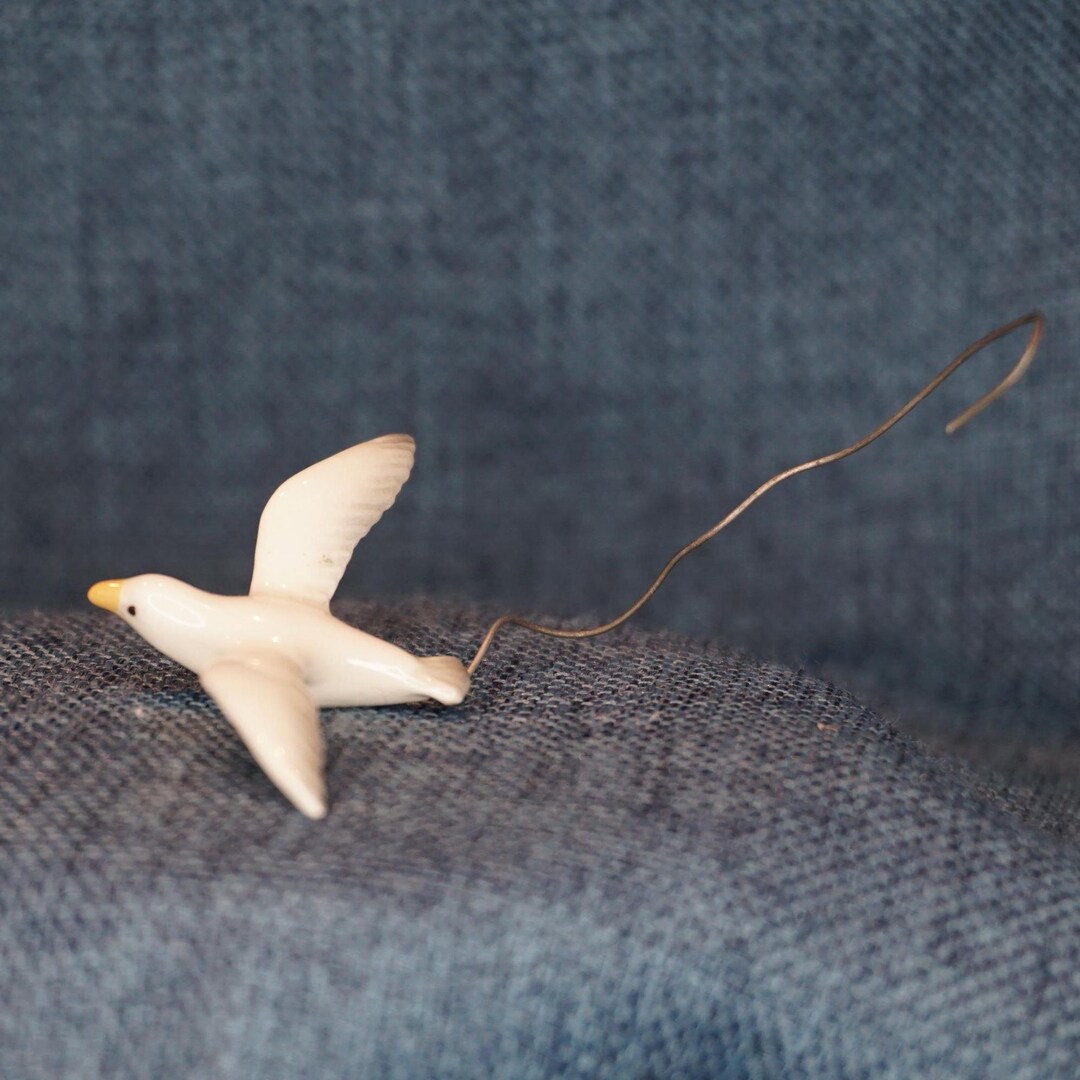 Hagen Renaker Seagull Figurine. Miniature Ceramic Flying Common Gull ...