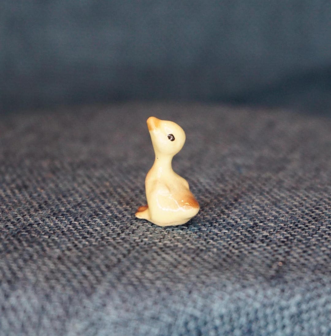Hagen Renaker Duckling Figurine. Miniature Seated Yellow Baby Duck ...