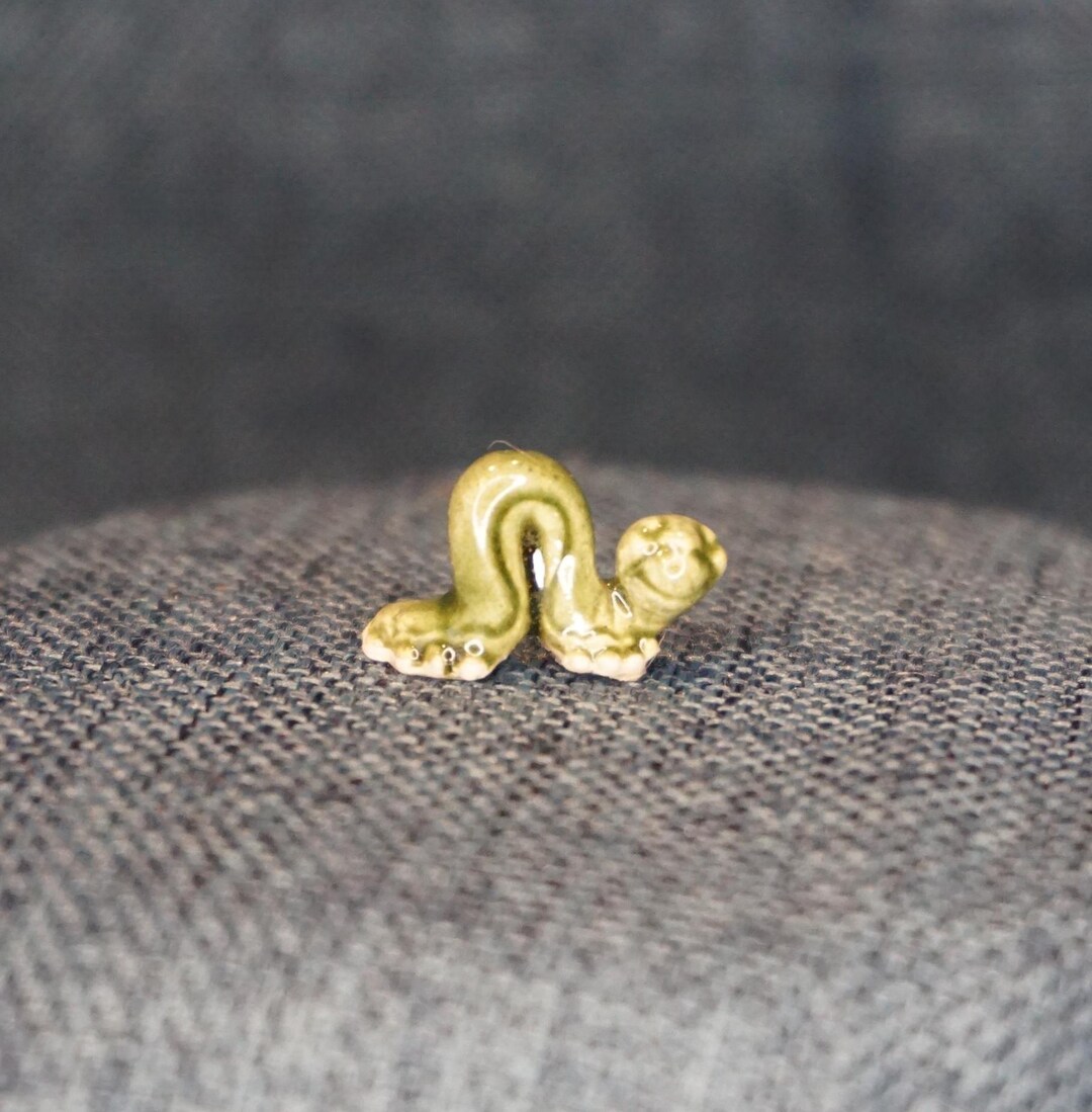Hagen Renaker Worm Baby Figurine. Miniature Ceramic Green Inchworm ...