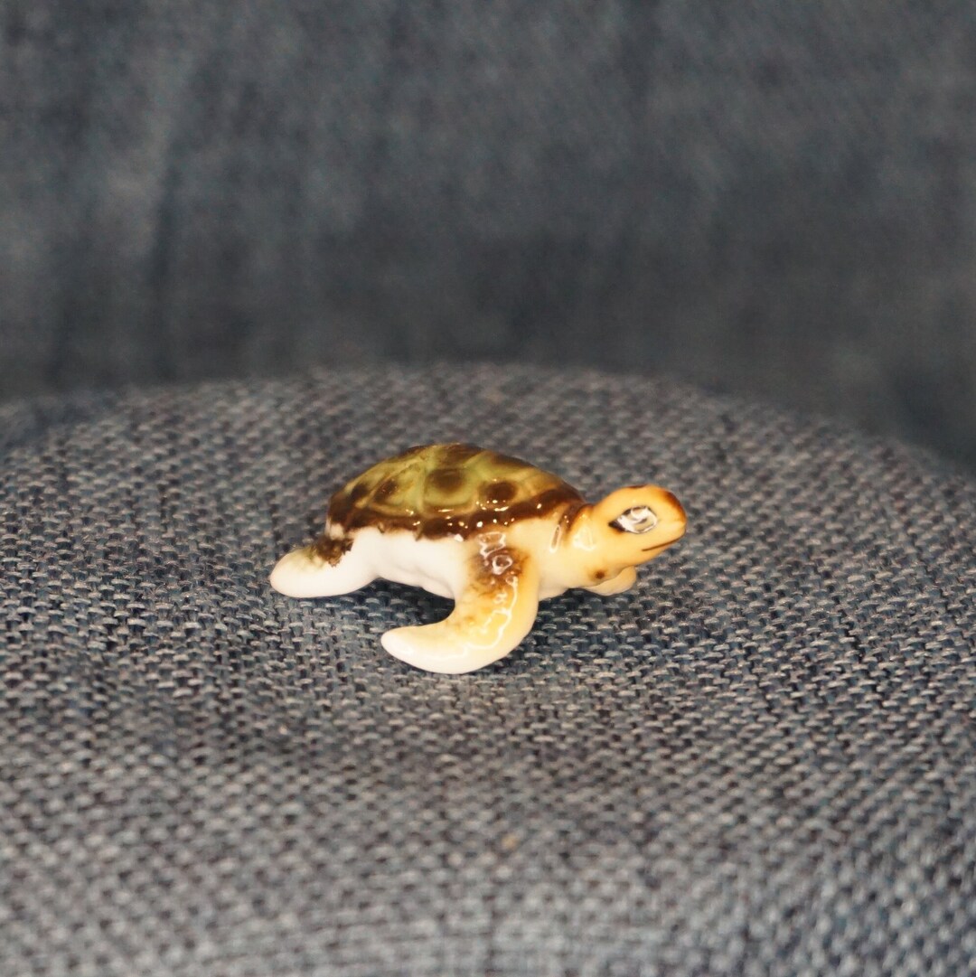Tiny Green Sea Turtle Figurine. Vintage Miniature Porcelain Turtle ...