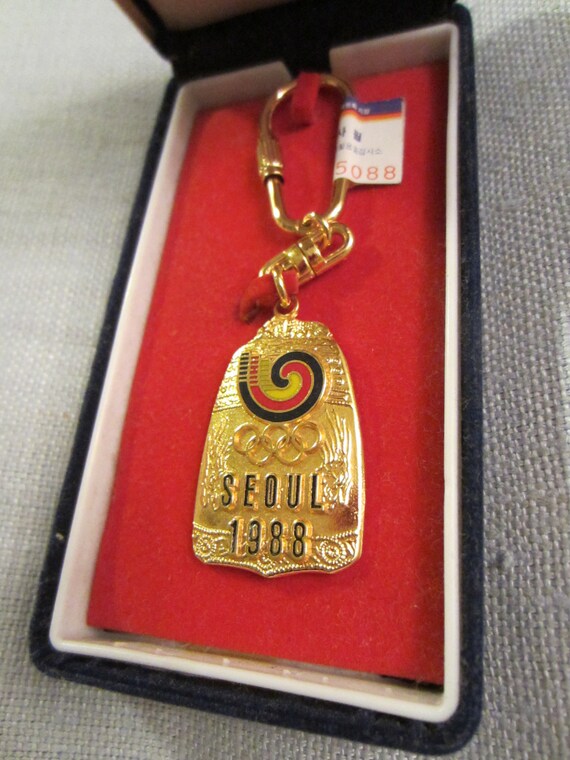 Golden Olympic Commemorative Enameling Key Ring - Gem