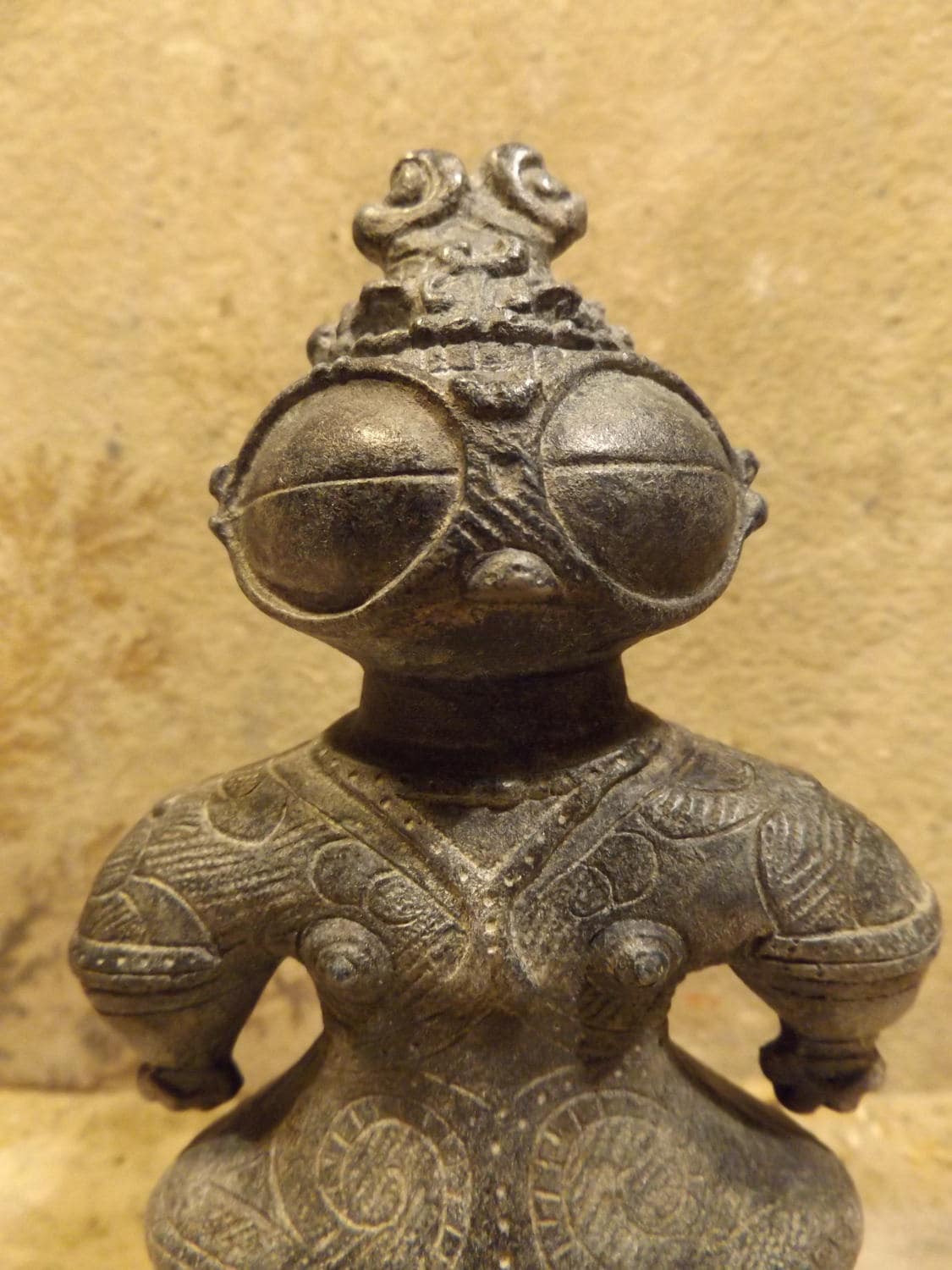 Dogu statue Japanese sculpture Jomon art. Ancient aliens / Chariots of ...