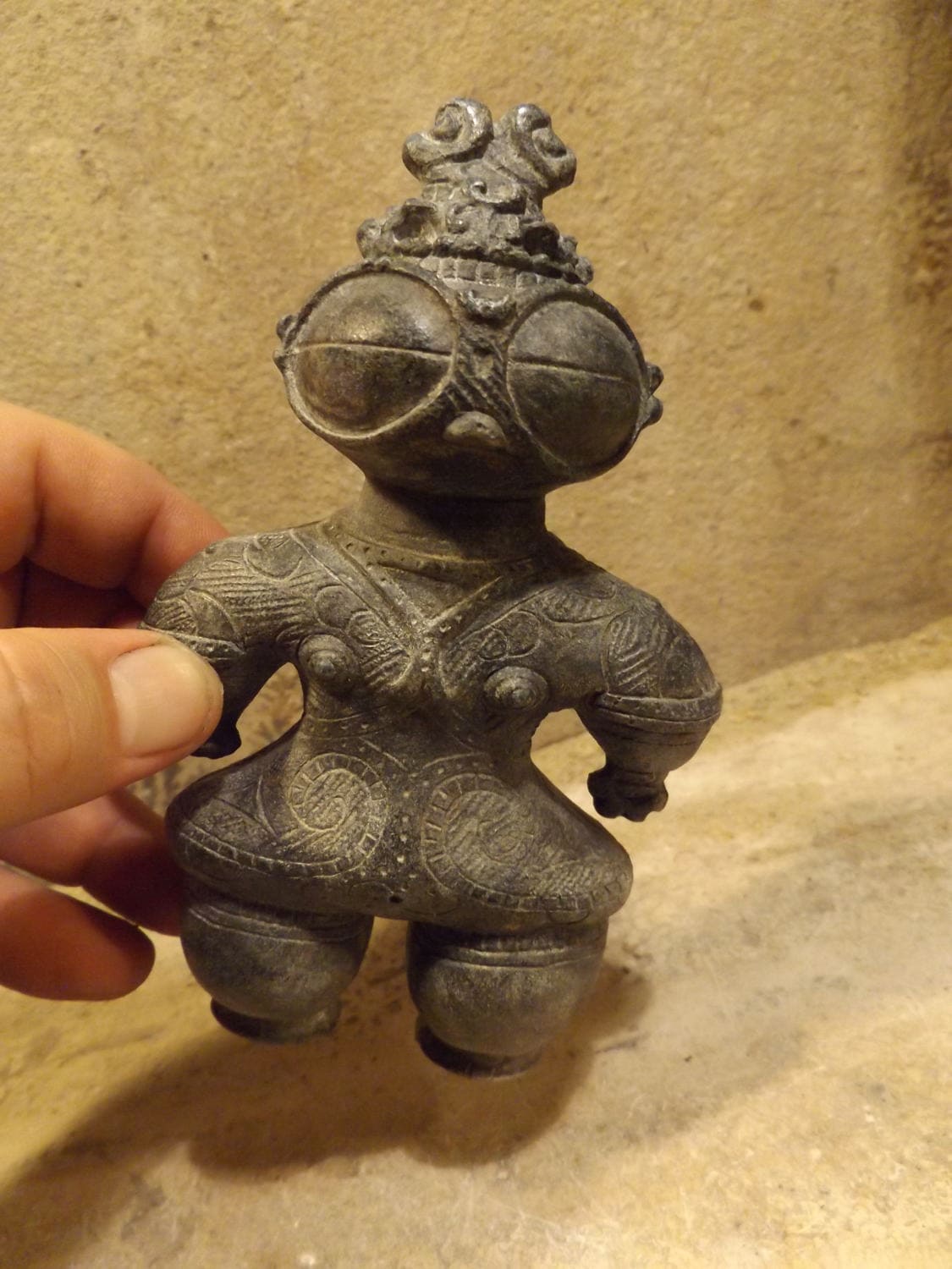 Dogu statue Japanese sculpture Jomon art. Ancient aliens / Chariots of ...