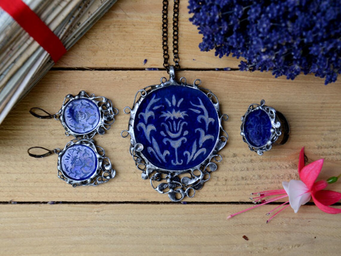 Ornamental VICTORIAN Ring With Engraved Glass Decorative | Etsy