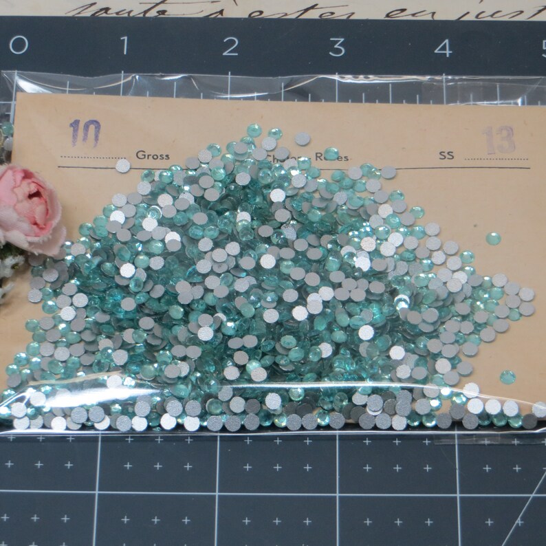 1 Envelope EMERALD GREEN SILVER Vintage Glass Rhinestone Stone | Etsy