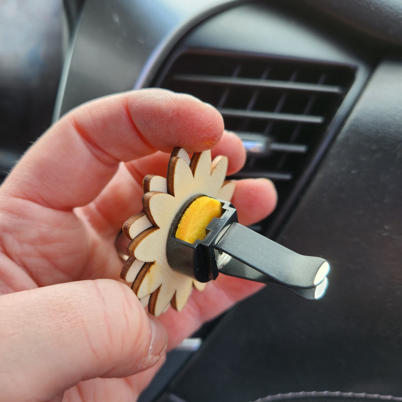 Car Vent Clip Diffuser Air Freshener With Felt Pads for Essential Oil ...