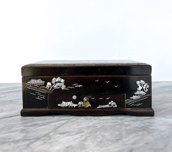 Rare Antique Lacquer Opium Box with Mother of Pearl I… - Gem