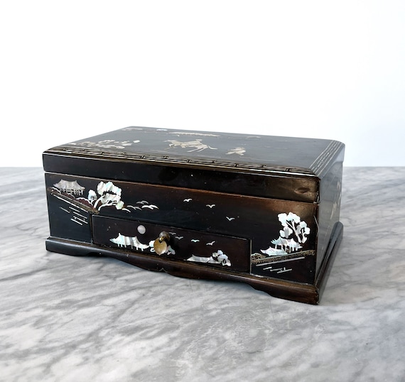 Rare Antique Lacquer Opium Box with Mother of Pearl I… - Gem