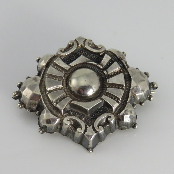 Victorian Sterling Silver Ornate Brooch Pin. - Gem