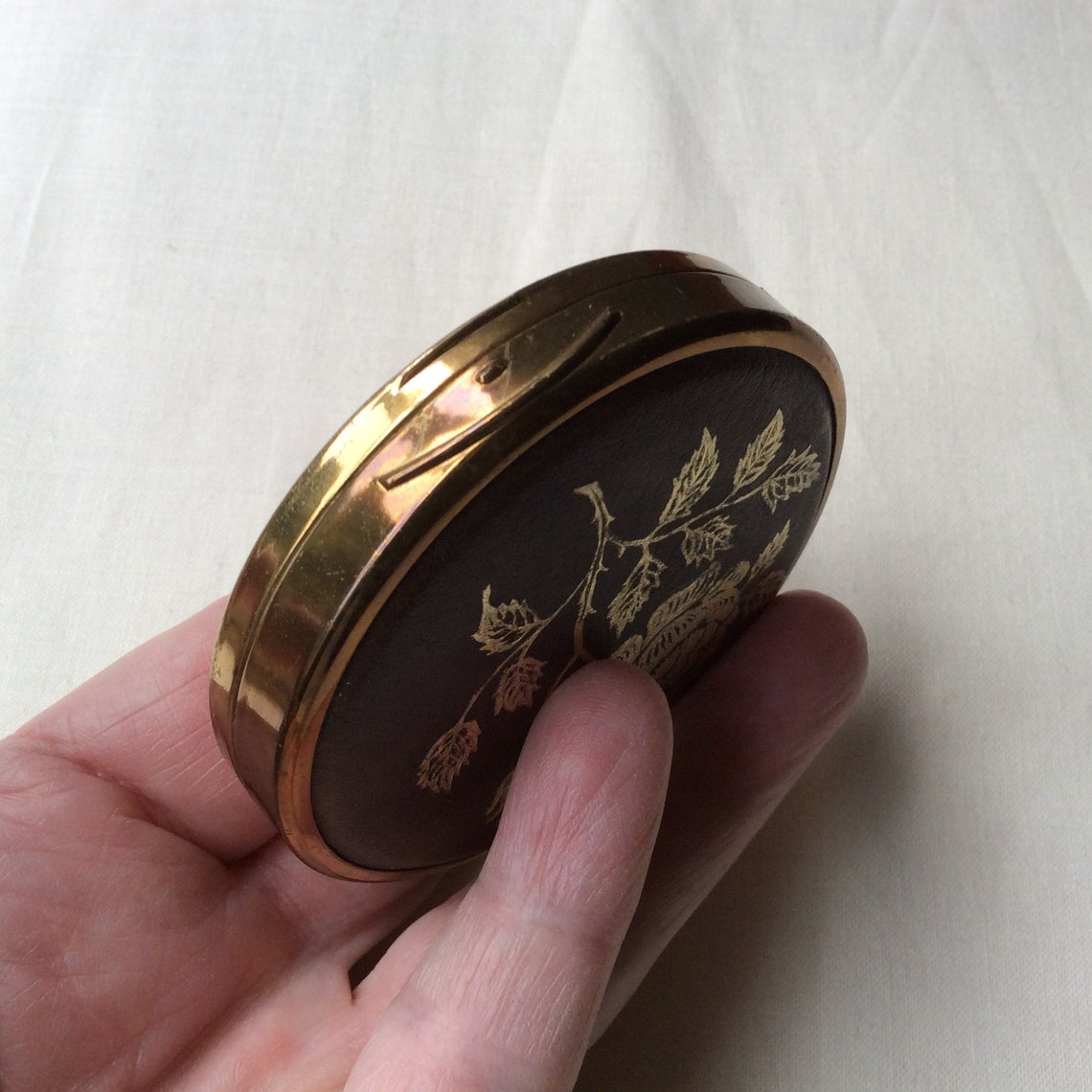 Vintage Mid Century Powder Compact. Mascot Powder Compact. | Etsy