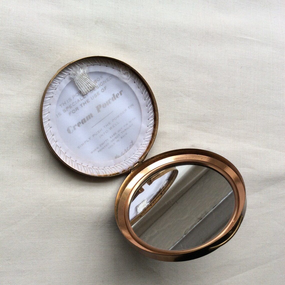 Vintage Mid Century Powder Compact. Mascot Powder Compact. | Etsy